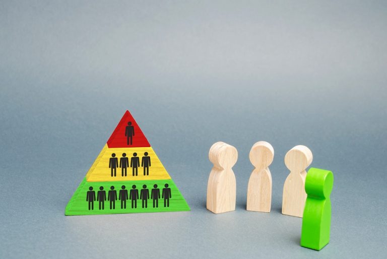 Pirâmide financeira: Entenda o que é e como funciona - PortalFinança.com